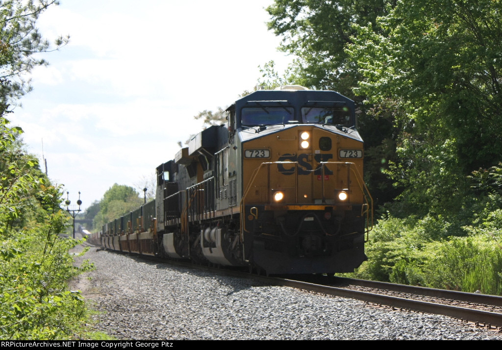 CSX 723 and train Q034